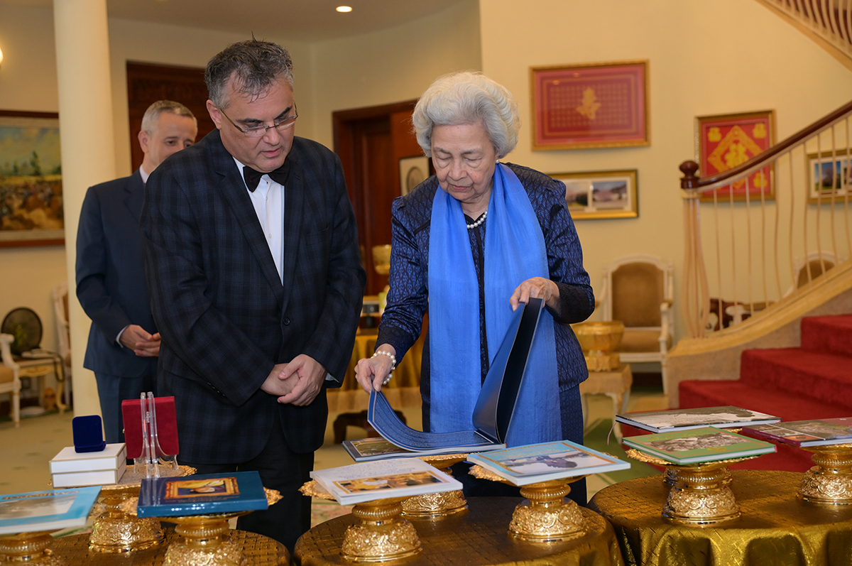 King-Father Norodom Sihanouk of Cambodia - Family of King-Father ...